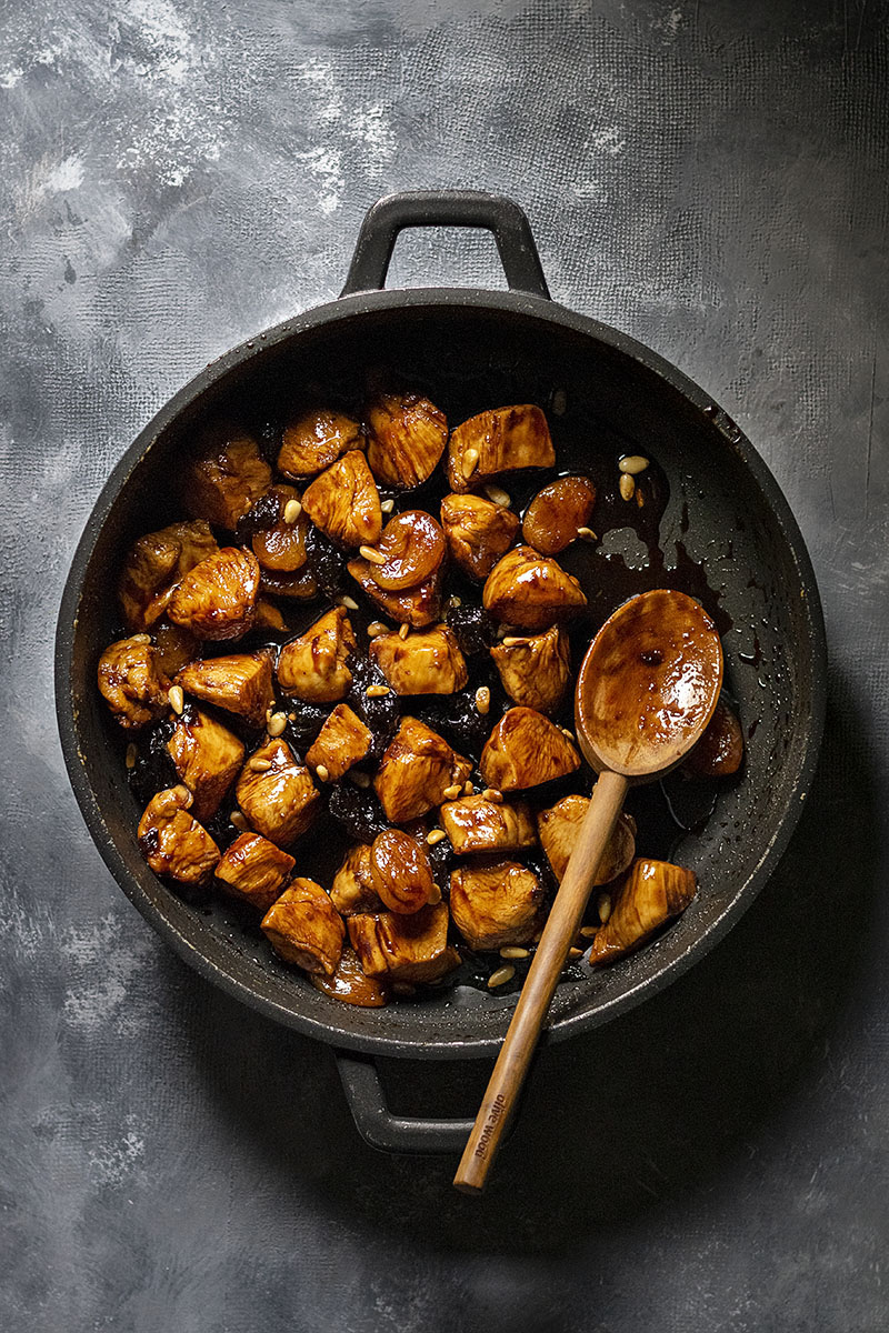 Healthy Honey-Balsamic skillet chicken with dried fruit