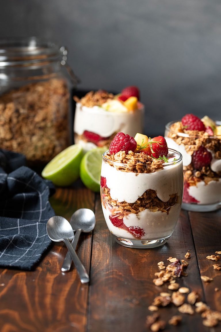 Yogurt parfait recipe with honey and fruits