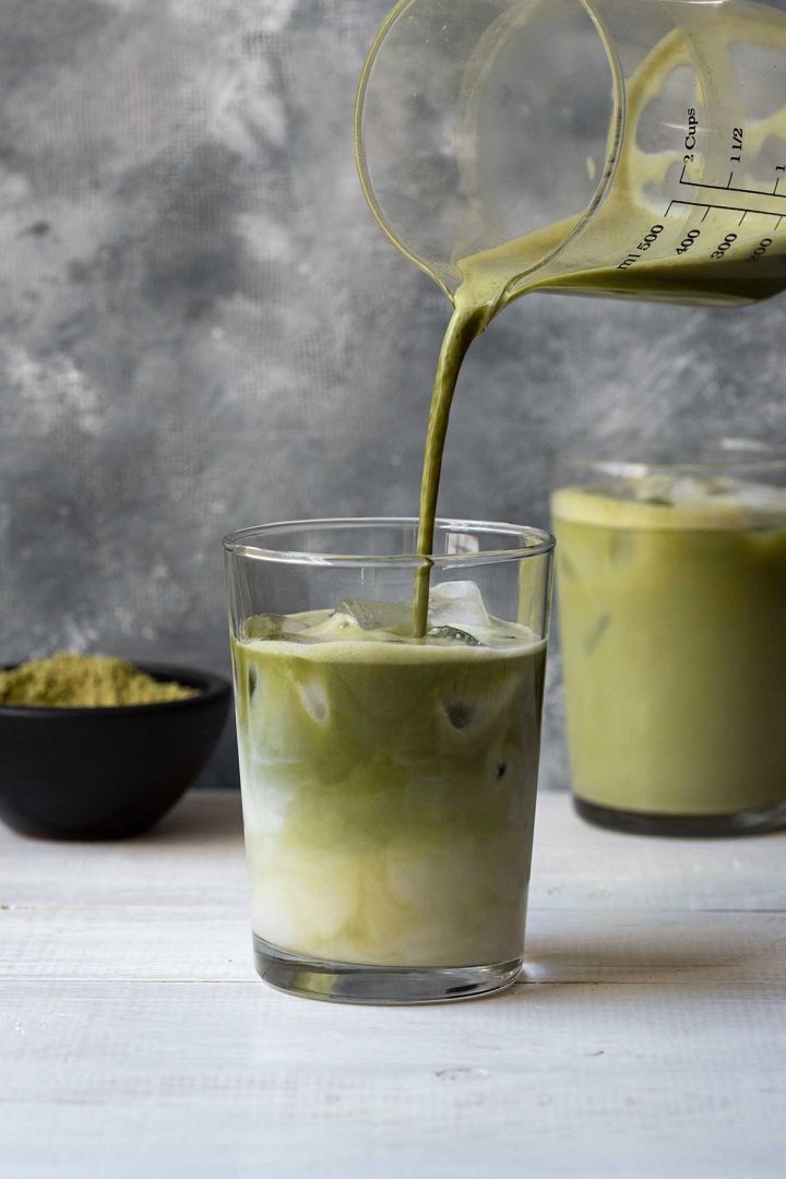 How to make iced matcha green tea latte recipe - The Hungry Bites